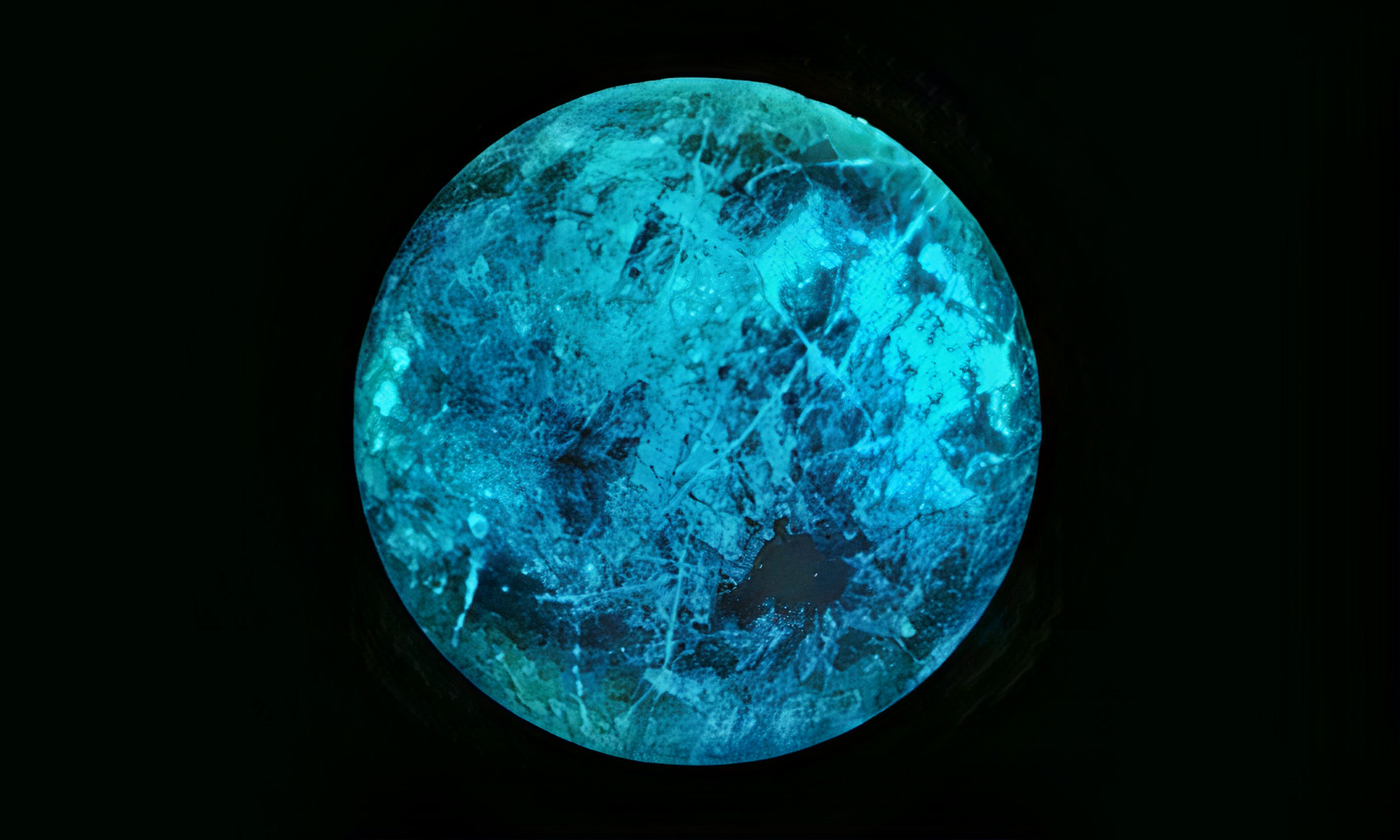 NASA Says That Jupiter's Icy Moon Europa May Glow in the Dark - TechEBlog