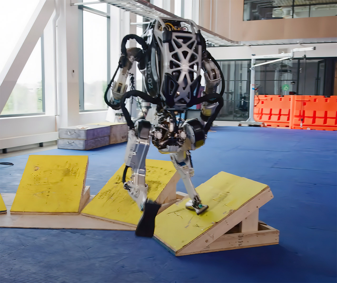 Boston Dynamics' Humanoid Atlas Robot Performs Parkour Like a Pro in ... Boston Dynamics' Humanoid Atlas Robot Performs Parkour Like a Pro in ...