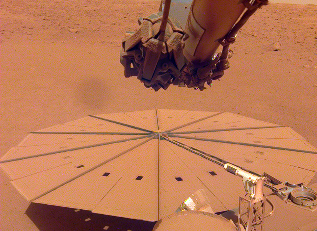 Nasas Insight Mars Lander Sends One Final Tweet As Dust Covers Solar